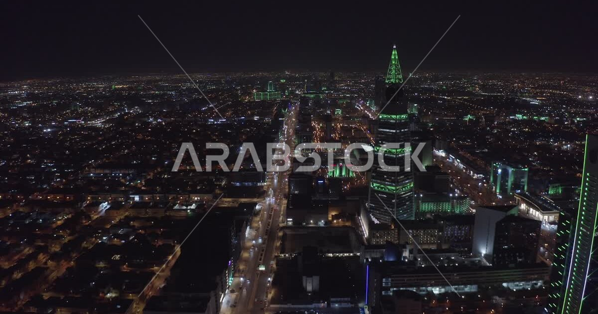 مبنى برج الفيصلية المضاء باللون الأخضر في اليوم الوطني السعودي في 23 ...