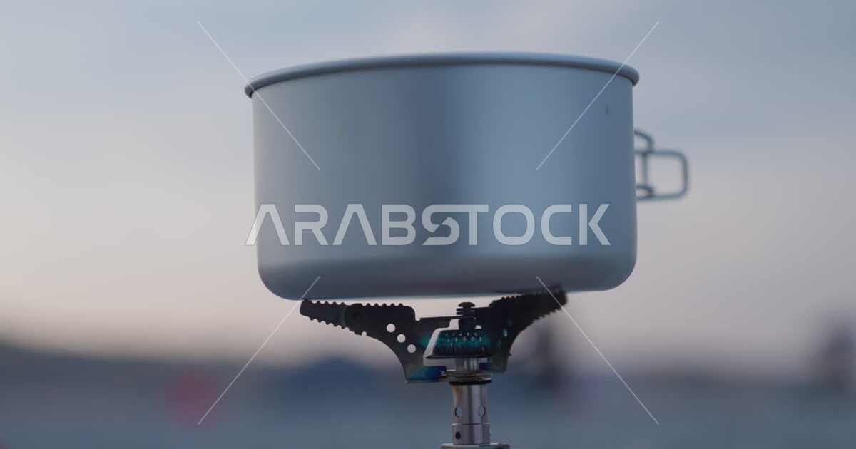 Close-up photography of a small gas pot, using simple tools to prepare ...