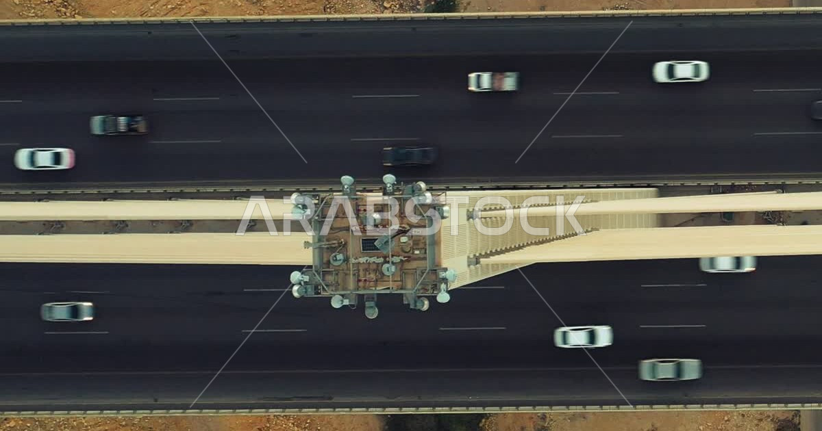 تصوير درون للجسر المعلق في الرياض بالمملكة العربية السعودية، جسر وادي ...