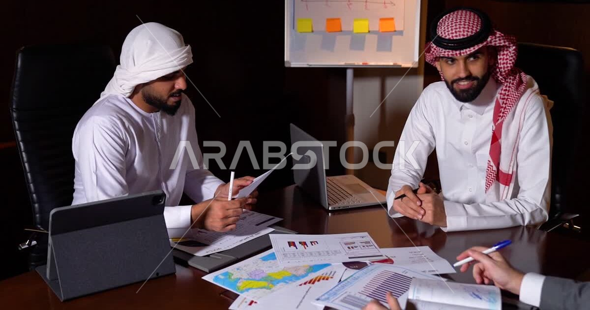 Gulf businessmen, Saudi man in a business meeting with an Emirati ...