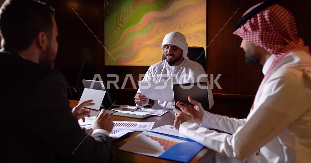 Gulf businessmen, Saudi man in a business meeting with an Emirati ...