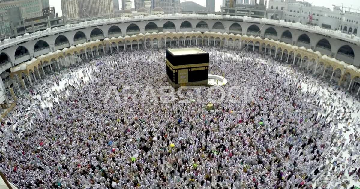 Pilgrims and Umrah performers circumambulate the Kaaba in Mecca ...