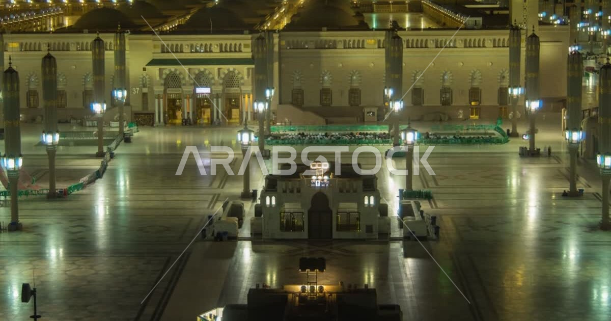 Timelapse of Muslims gathering in the outer complex of the Prophet’s ...