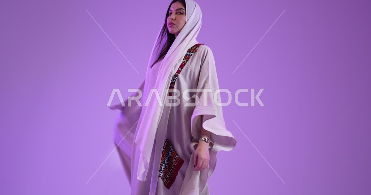 Wearing the traditional Gulf traditional abaya, inheriting customs from ...