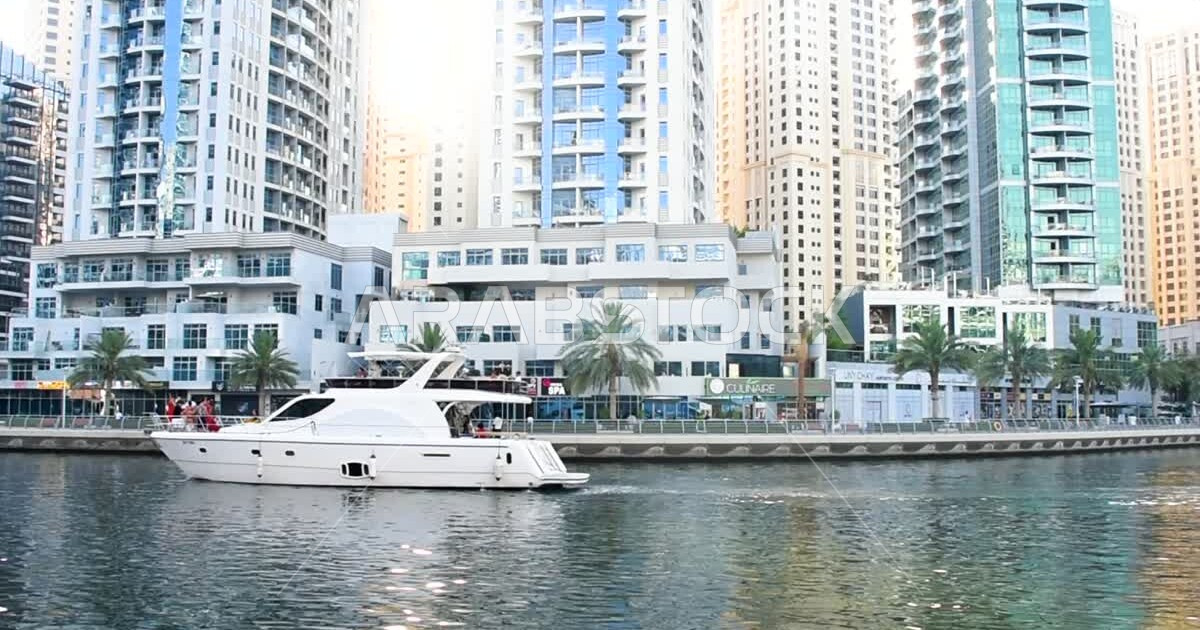 Waterfront overlooking the Arabian Gulf, Dubai Marina harbour and ...