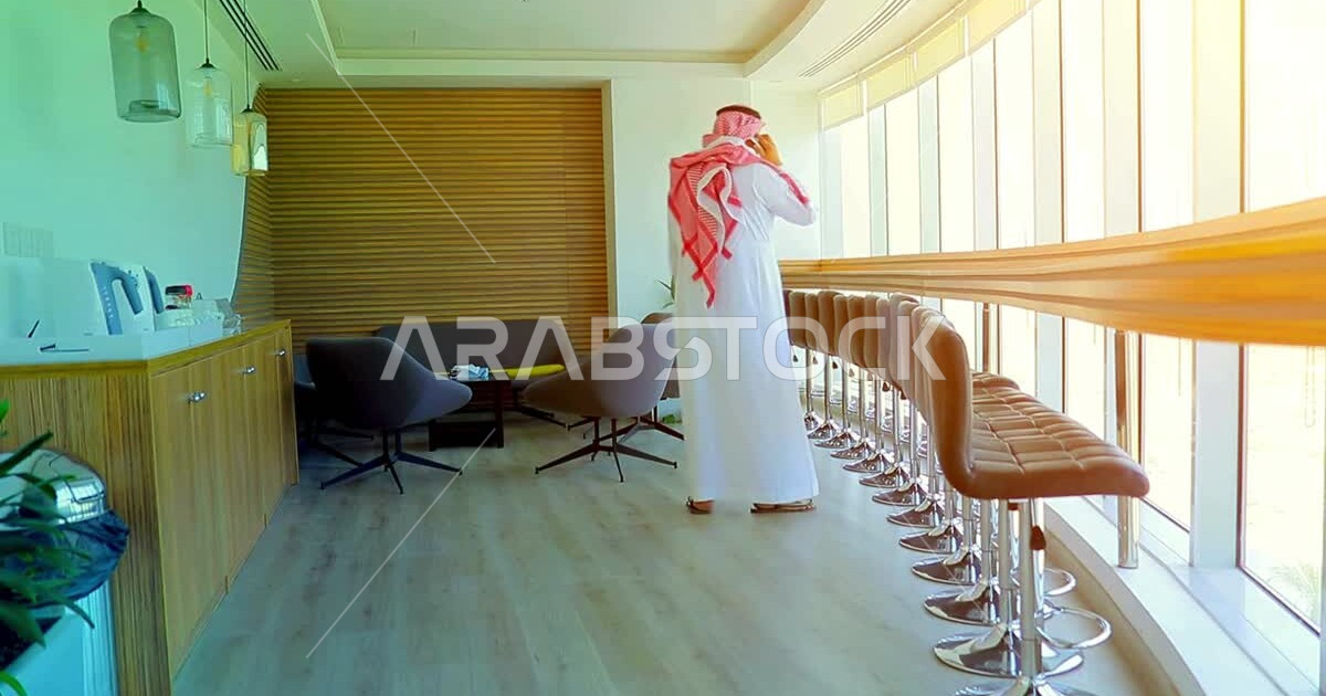 Saudi Arabian Gulf businessman in traditional dress making a mobile ...