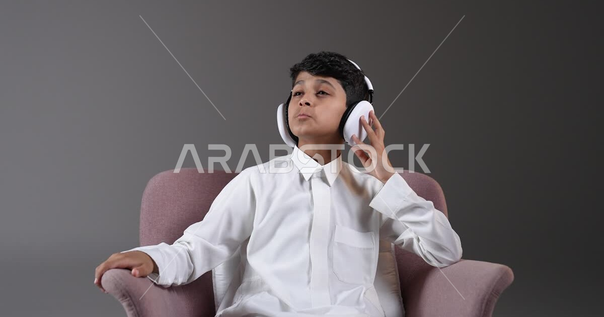 Gestures of interaction and integration using headphone technology ...