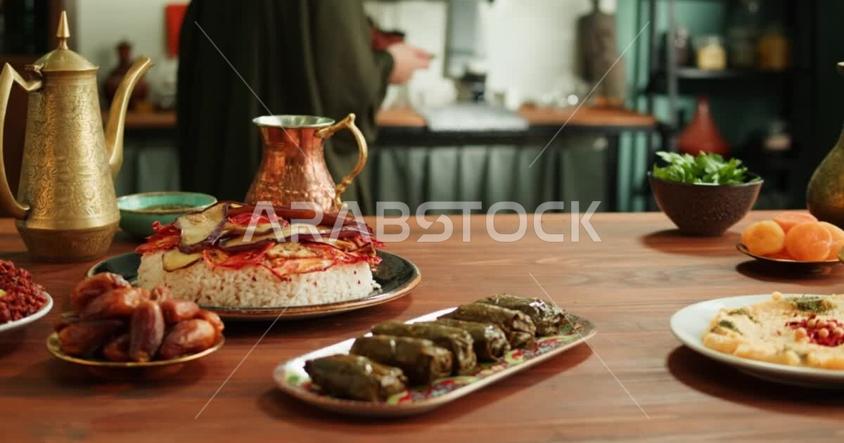 Delicious food recipes, close-up of a Saudi Arabian Gulf woman wearing ...