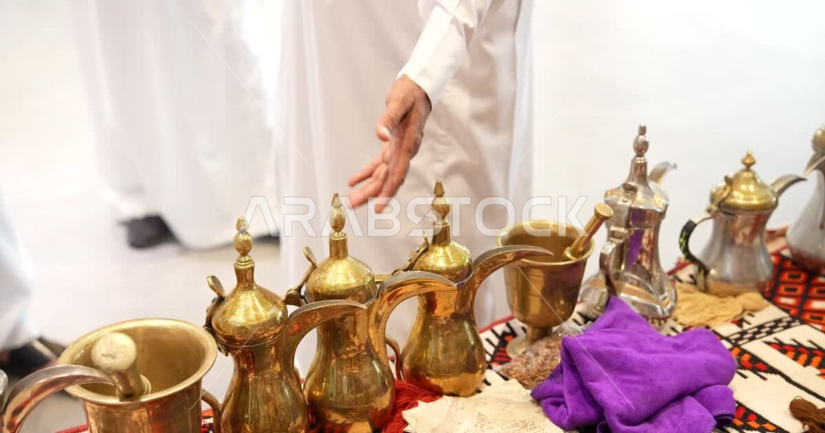 اتباع العادات الأصيلة في صنع المشروبات العربية، استخدام المعاميل لإعداد ...