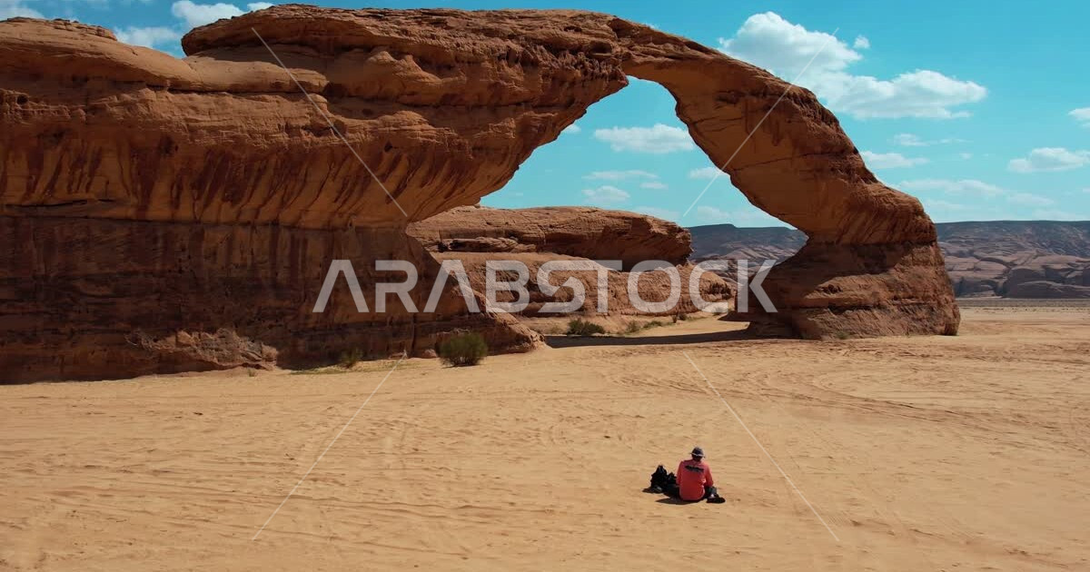 أماكن سياحية طبيعية مشهورة، تصوير لصخرة القوس الشهيرة في المناطق ...
