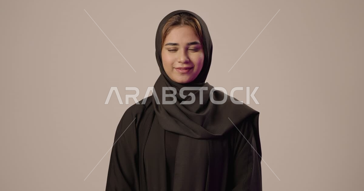 Saudi Arabian Gulf woman, close-up of Emirati lady wearing black abaya ...
