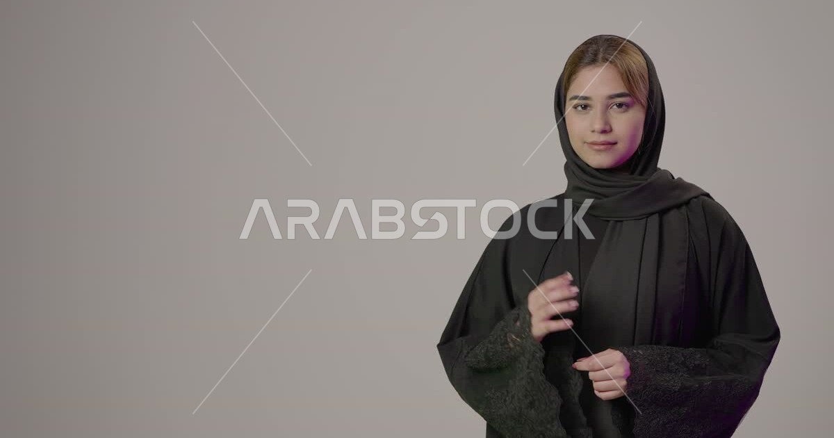 Saudi Arabian Gulf woman, close-up of Emirati lady wearing black abaya ...