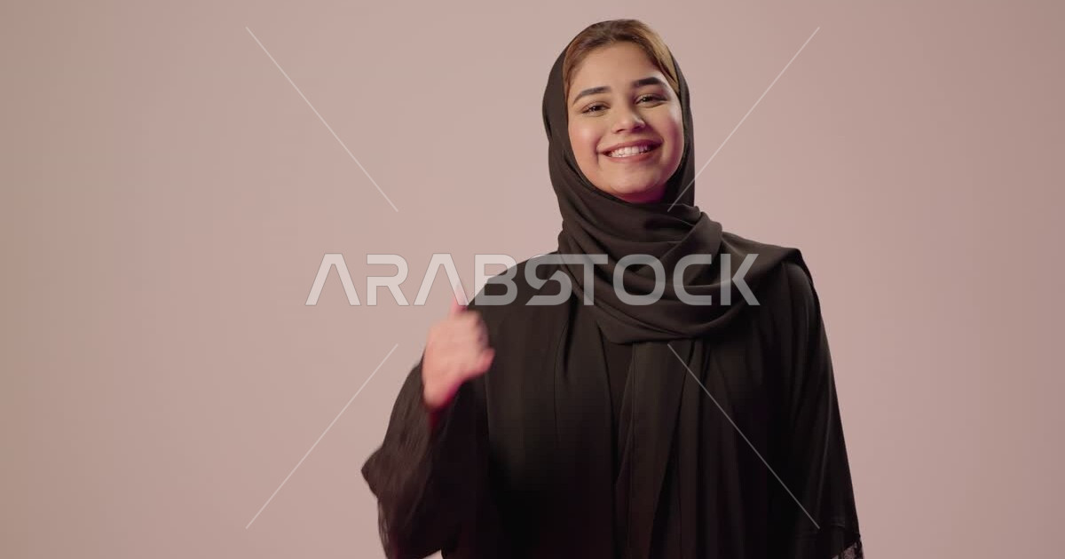 Saudi Arabian Gulf woman, close-up of Emirati lady wearing black abaya ...