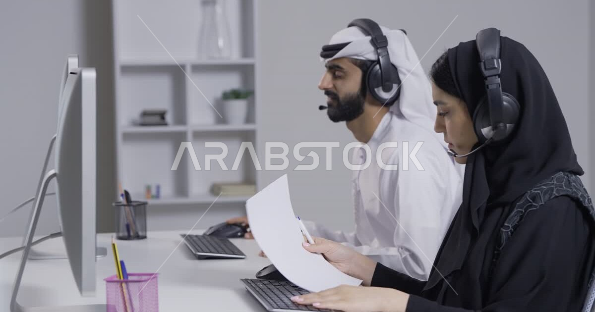 Office jobs and professions, answering inquiries and questions ...