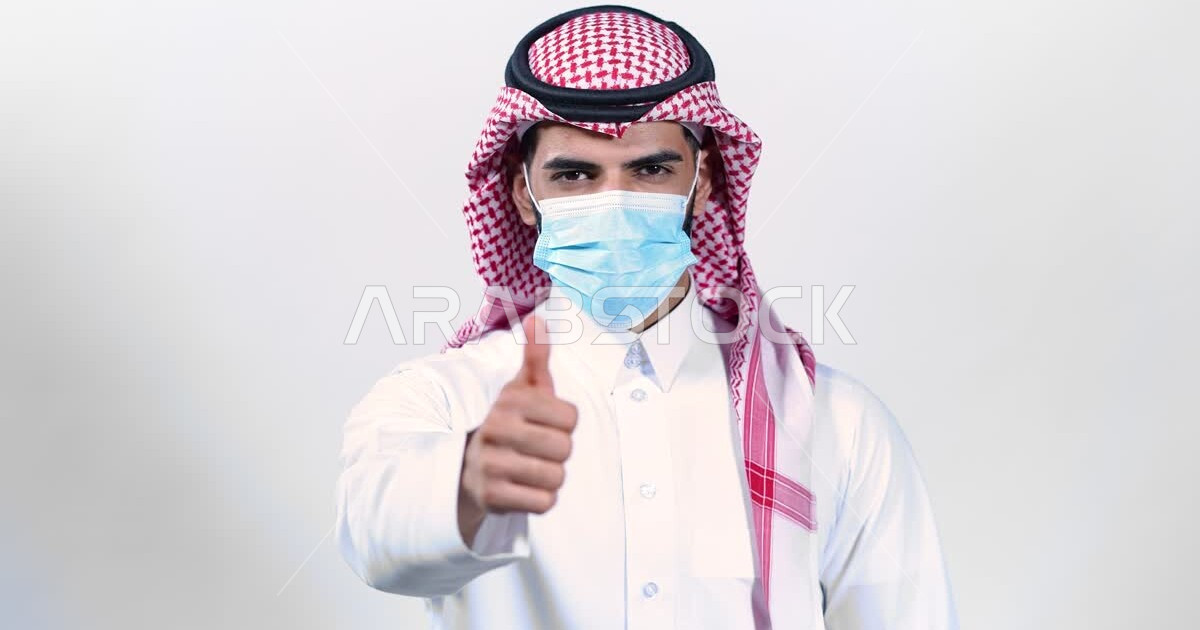 Portrait of a Saudi Arabian Gulf man wearing a traditional Saudi dress ...