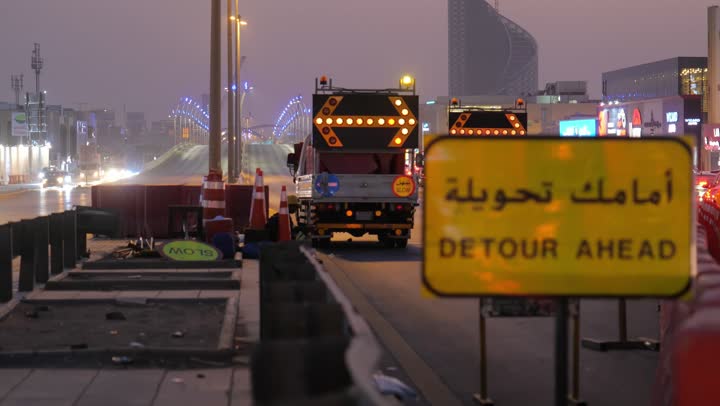 Guidance signs and warning traffic signals during the construction of ...