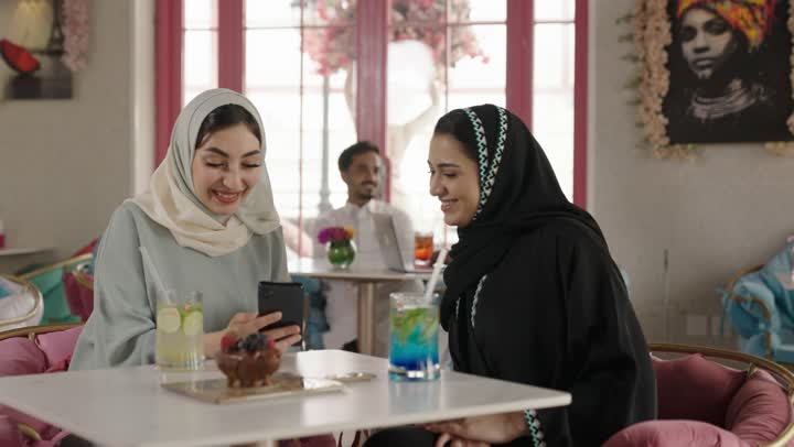 توثيق اللحظات التذكارية باستخدام الجوال ، قضاء وقت ممتع في الخارج، مشاركة المشروبات الساخنة ...