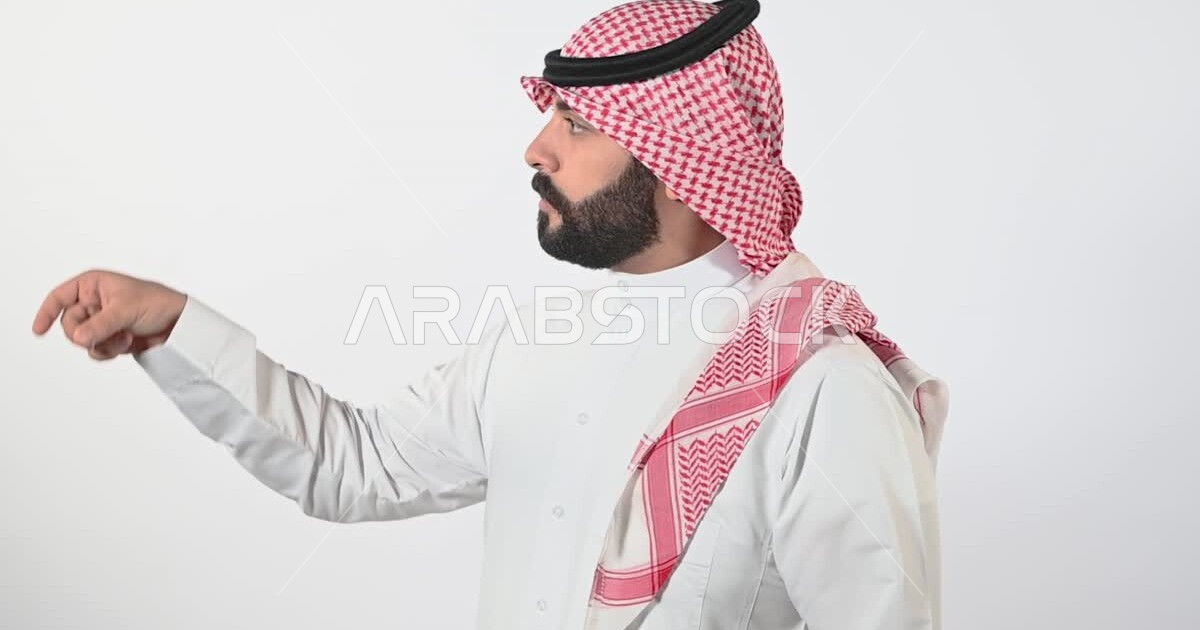 Portrait of a Saudi Arabian Gulf man wearing traditional Saudi dress ...