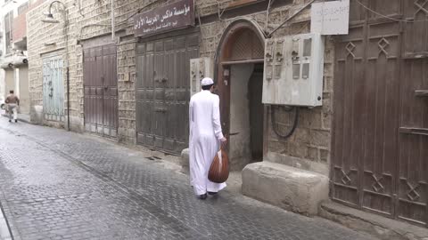 تجسيد معاني الشهامة والانسانية، ضعف القدرة البصرية، بورتريه لشاب عربي ...