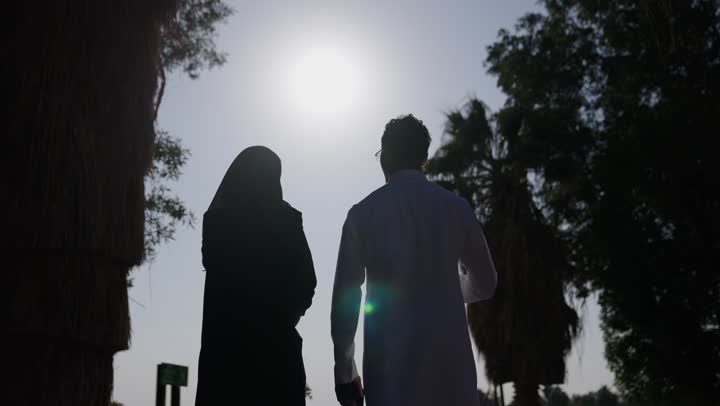 An outdoor outing, chatting and marital conversations, a shadowy back ...