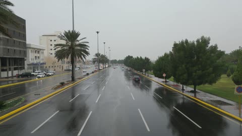 لافتة تحديد المسار في احدى طرق تبوك، تصوير درون للسيل في مدينة تبوك ...