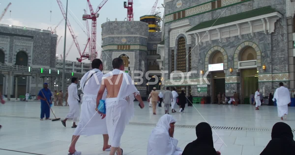 Close-up depiction of Muslim pilgrims in Ihram dress performing Hajj ...