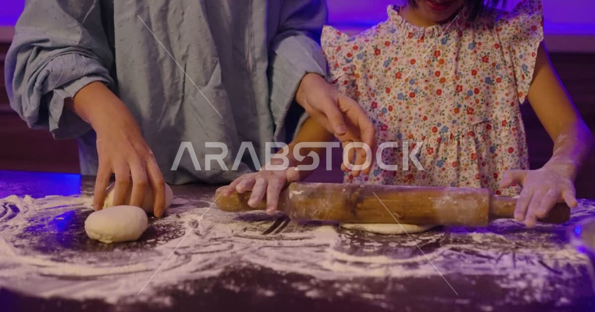 ام عربية خليجية سعودية مع ابنتها في المطبخ، تعليم الابنة تحضير العجين ...