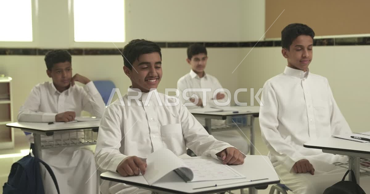 مجموعة من الطلاب العرب الخليجيين السعوديين يتفاعلون في الحصة الدراسية