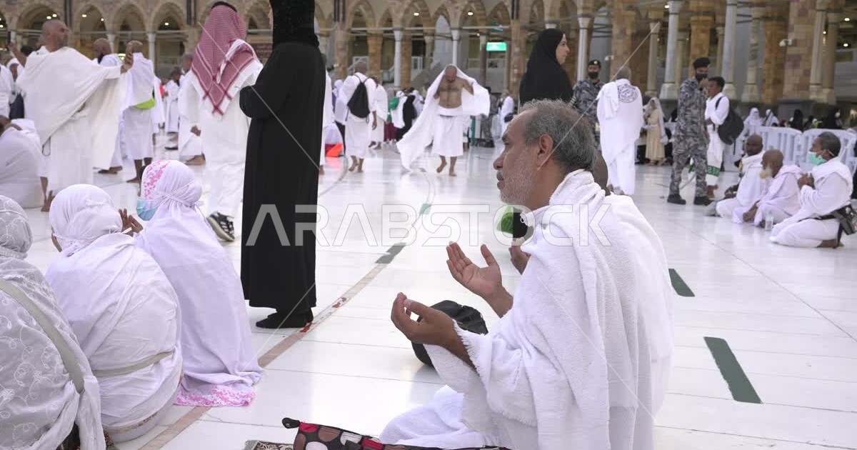 Photography from inside the Great Mosque of Mecca for pilgrims praying ...