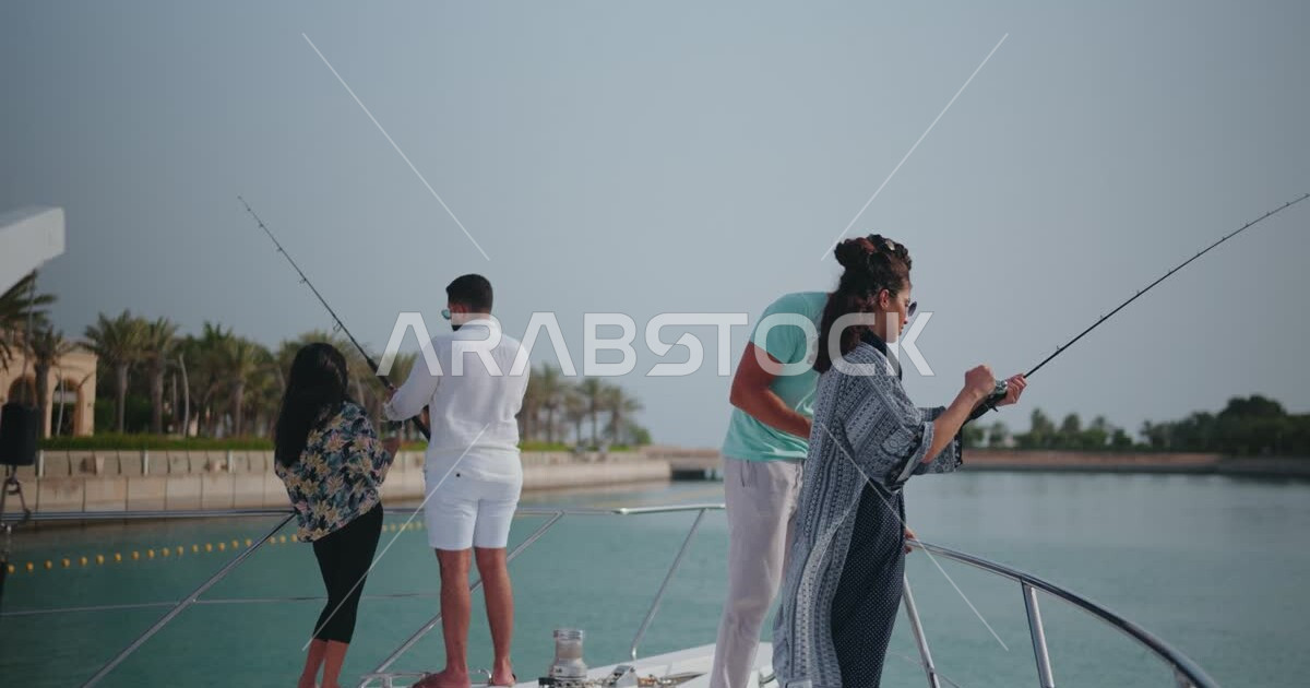 مجموعه من الأصدقاء العرب السعوديون الخليجيون على متن يخت في البحر ...