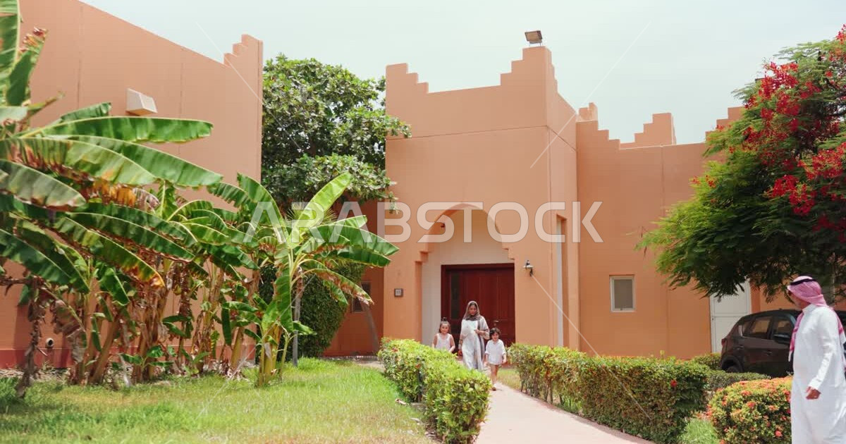 A Saudi Arabian Gulf family living in high-end residential ...