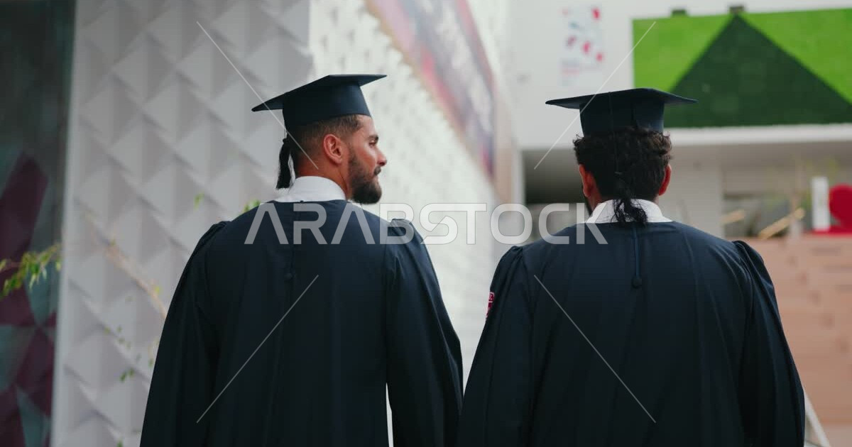 Photography from behind of two Saudi Arabian Gulf students wearing ...