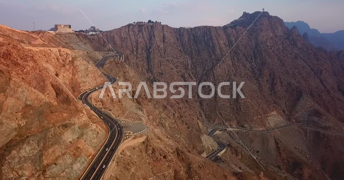 تصوير درون لحركة المرور في طريق الهدى بالطائف في المملكة العربية ...