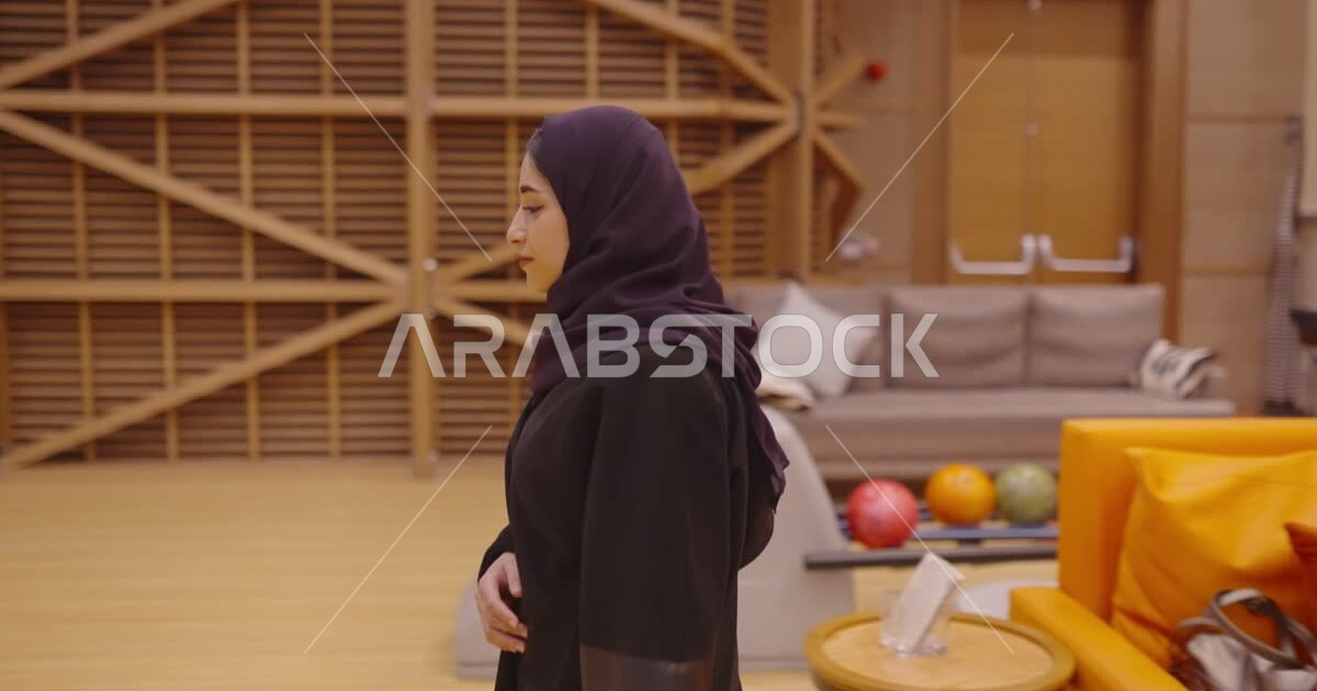 Saudi Arab Gulf woman, playing bowling (Kardha), recreational places ...