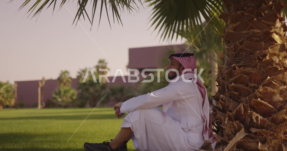 An elegant Saudi Arabian Gulf man, dressed in Saudi traditional dress ...