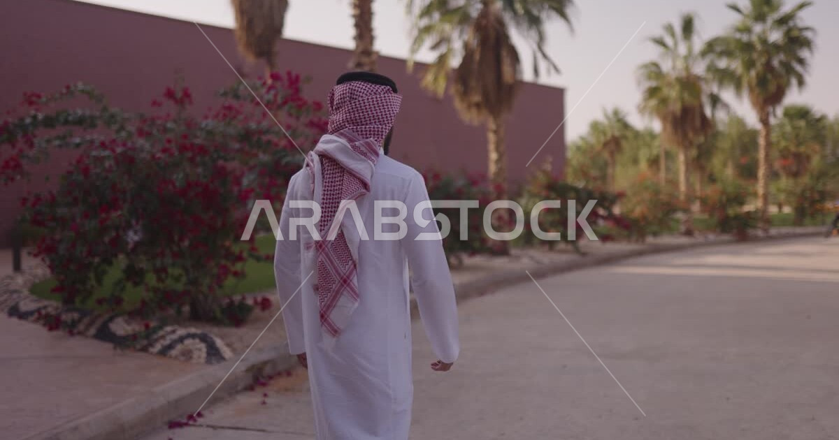 A young Arab Saudi Gulf man wearing the traditional Saudi dress ...