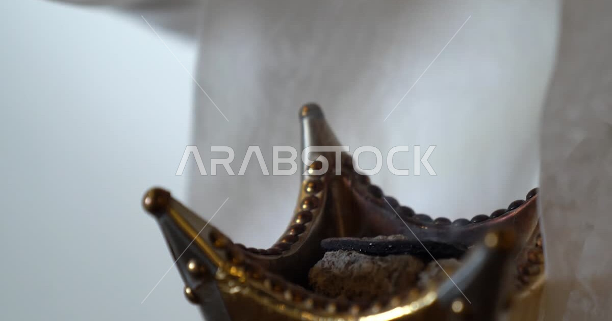 Arab man holding Bakhoor holder celebrating the holy month of Ramadan ...