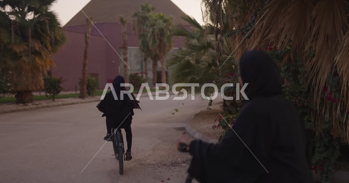 صديقتان عربيتان خليجيتان سعوديتان تقودان الدراجه الهوائيه في احد ...
