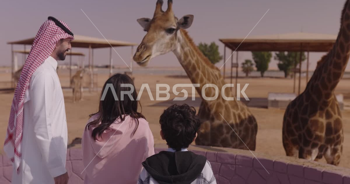 A Saudi Gulf Arab family spends fun times in the zoo in the Kingdom of ...