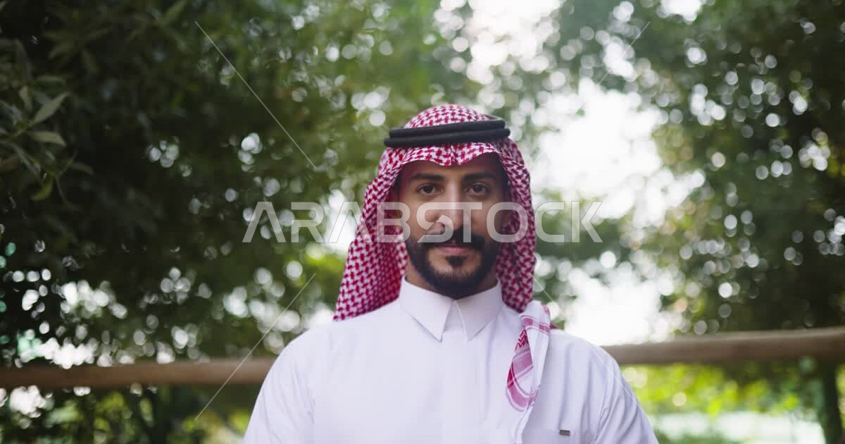 Close-up of a Saudi Arabian Gulf man wearing traditional Saudi dress ...