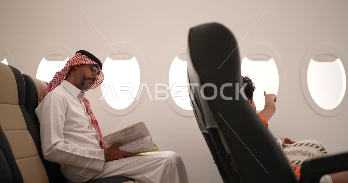 ركاب مسافرون سعوديون من داخل الطائرة ، رجل عربي خليدي سعودي يرتدي ...