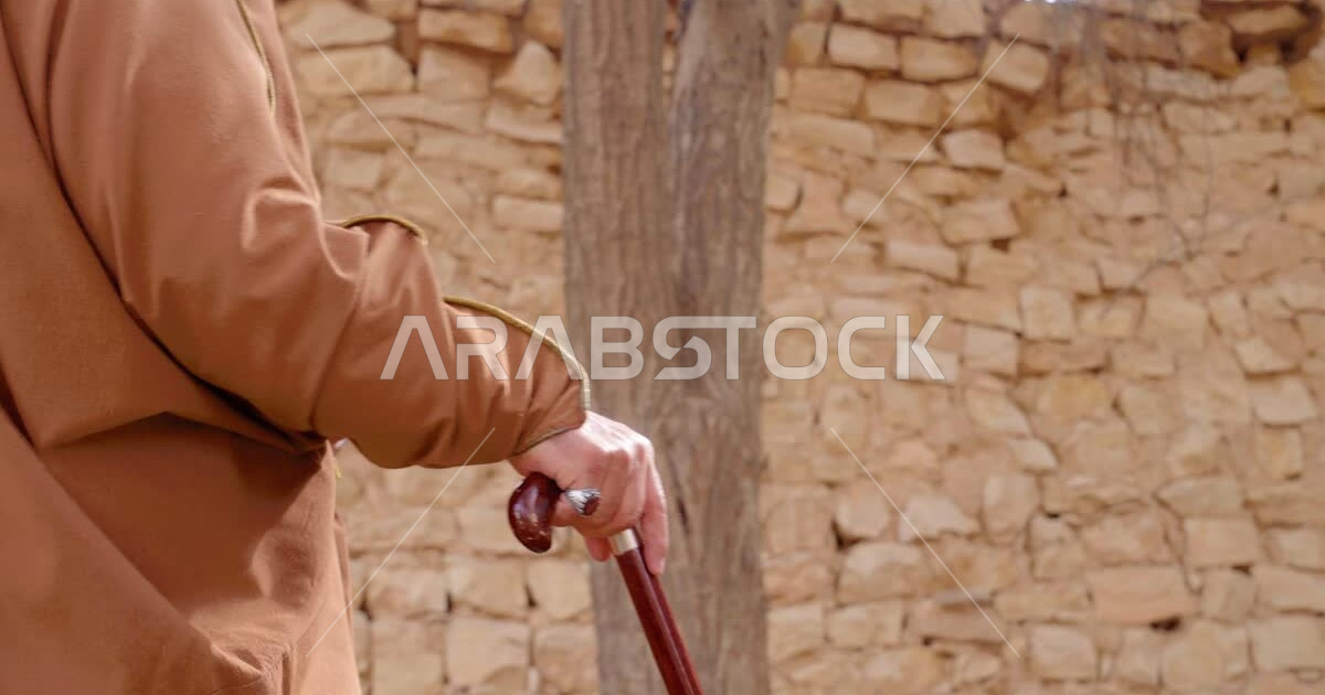 Photography from the back of an elderly Saudi Arabian Gulf man wearing ...