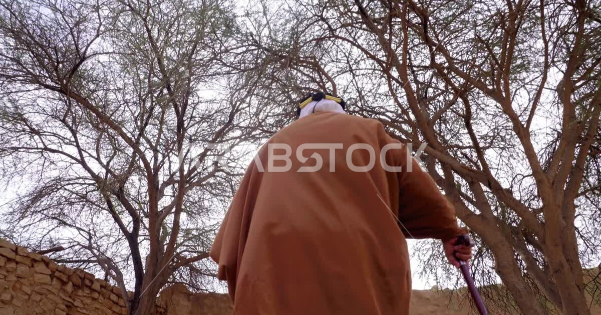 Photography from the back of an elderly Saudi Arabian Gulf man wearing ...