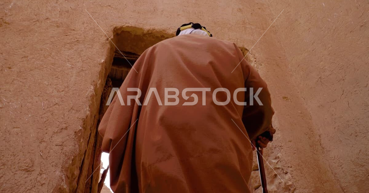 Photography from the back of an elderly Saudi Arabian Gulf man wearing ...
