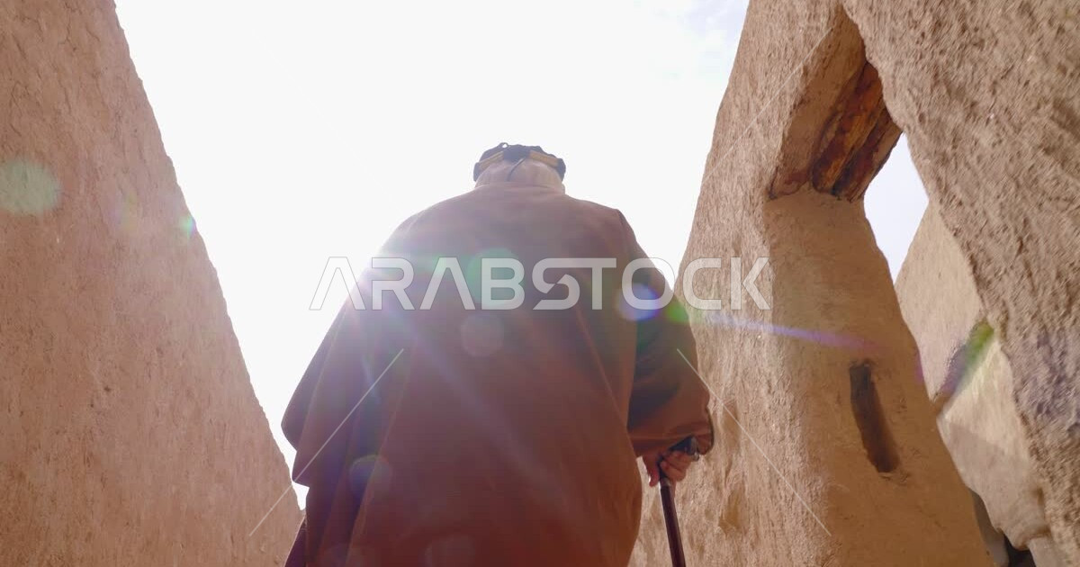 Photography from the back of an elderly Saudi Arabian Gulf man wearing ...