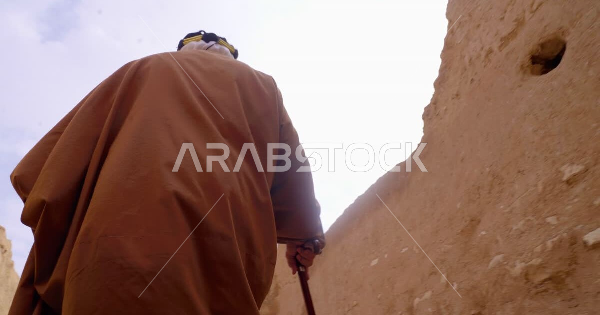 Photography from the back of an elderly Saudi Arabian Gulf man wearing ...