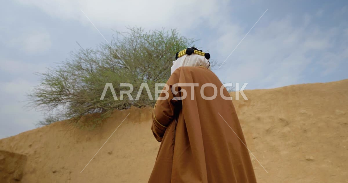Photography from the back of an elderly Saudi Arabian Gulf man wearing ...