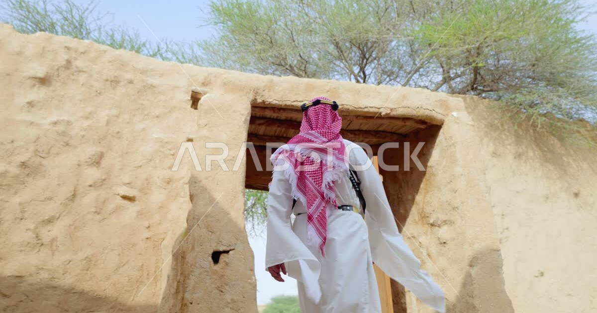 Photography from the back of a Saudi Arabian Gulf man wearing the ...