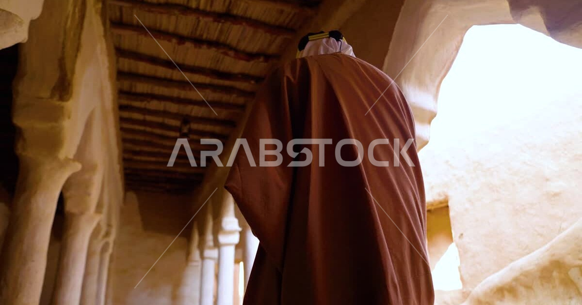 Photography from the back of an elderly Saudi Arabian Gulf man wearing ...