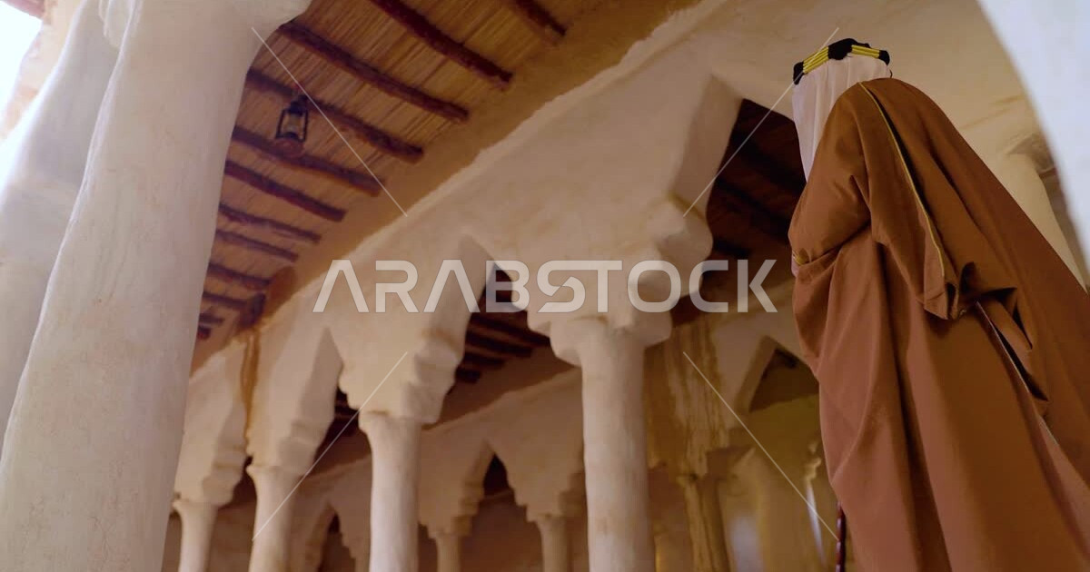 Photography from the back of an elderly Saudi Arabian Gulf man wearing ...
